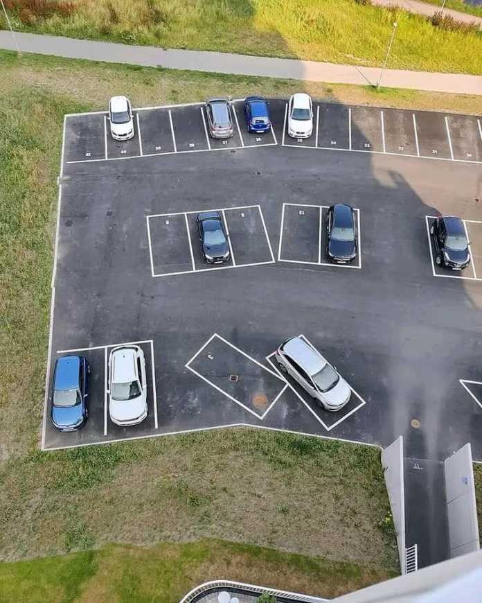 Sweden’s asymmetric parking lot design revolutionizes vehicle entry and ...