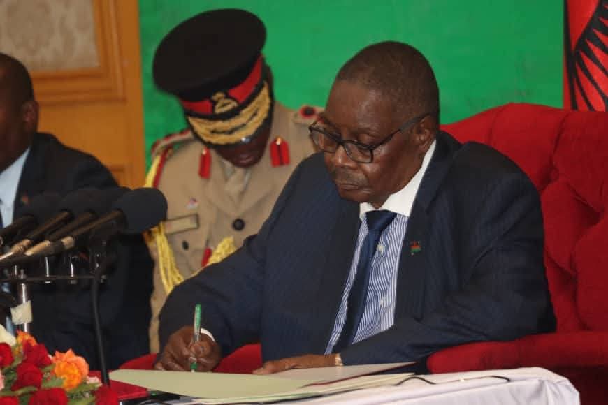 "This is not the time to eat but to serve Malawians"-Mutharika warns ...